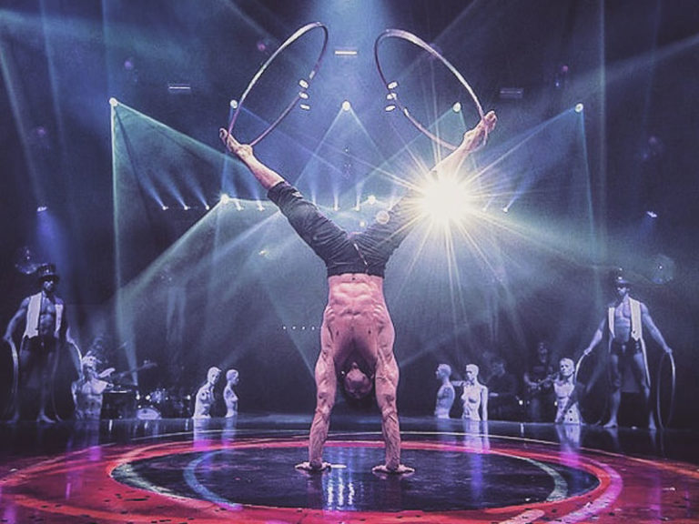 Perfect male hula hoop - Talents & Productions